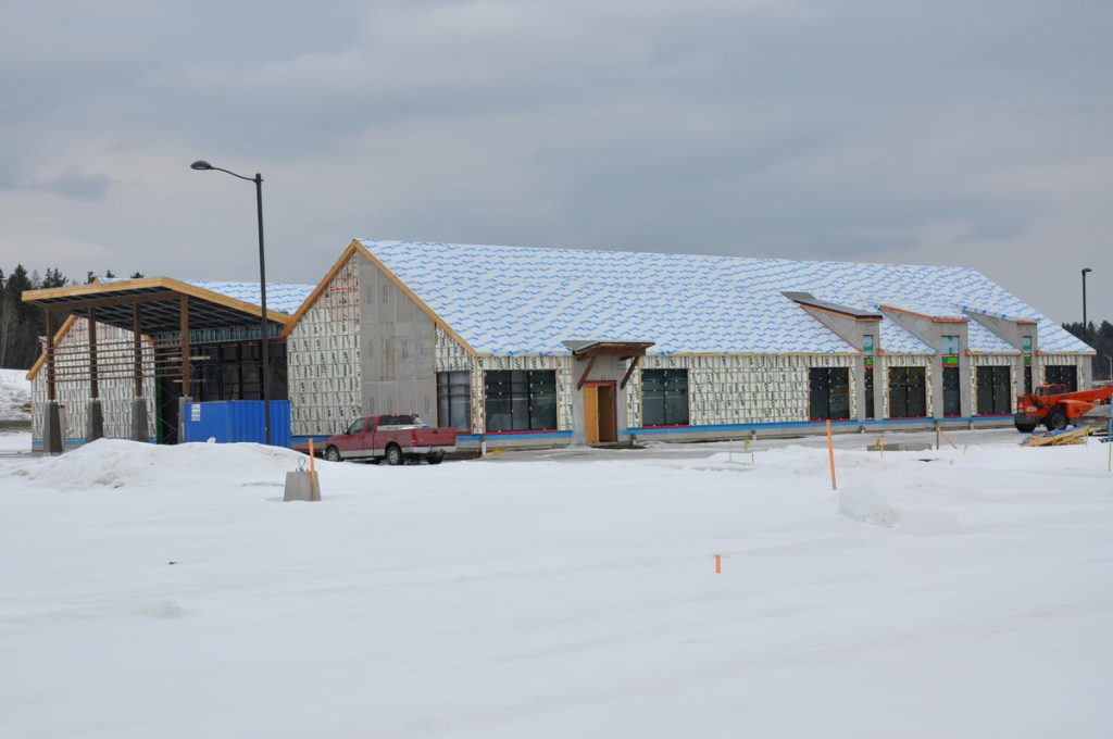 Une «grande» halte routière s'érige en bordure de l'autoroute 10 - Le ...