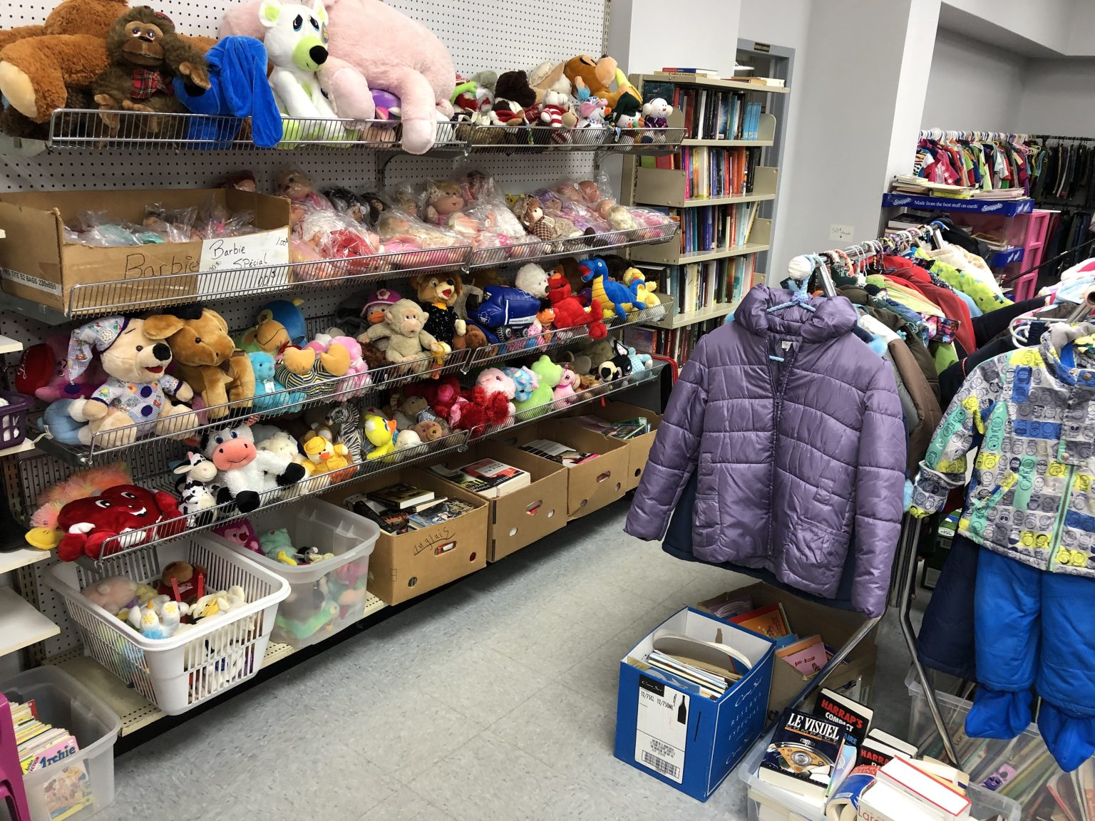 Magog: les clients font la course à l'ouverture du Comptoir familial ...