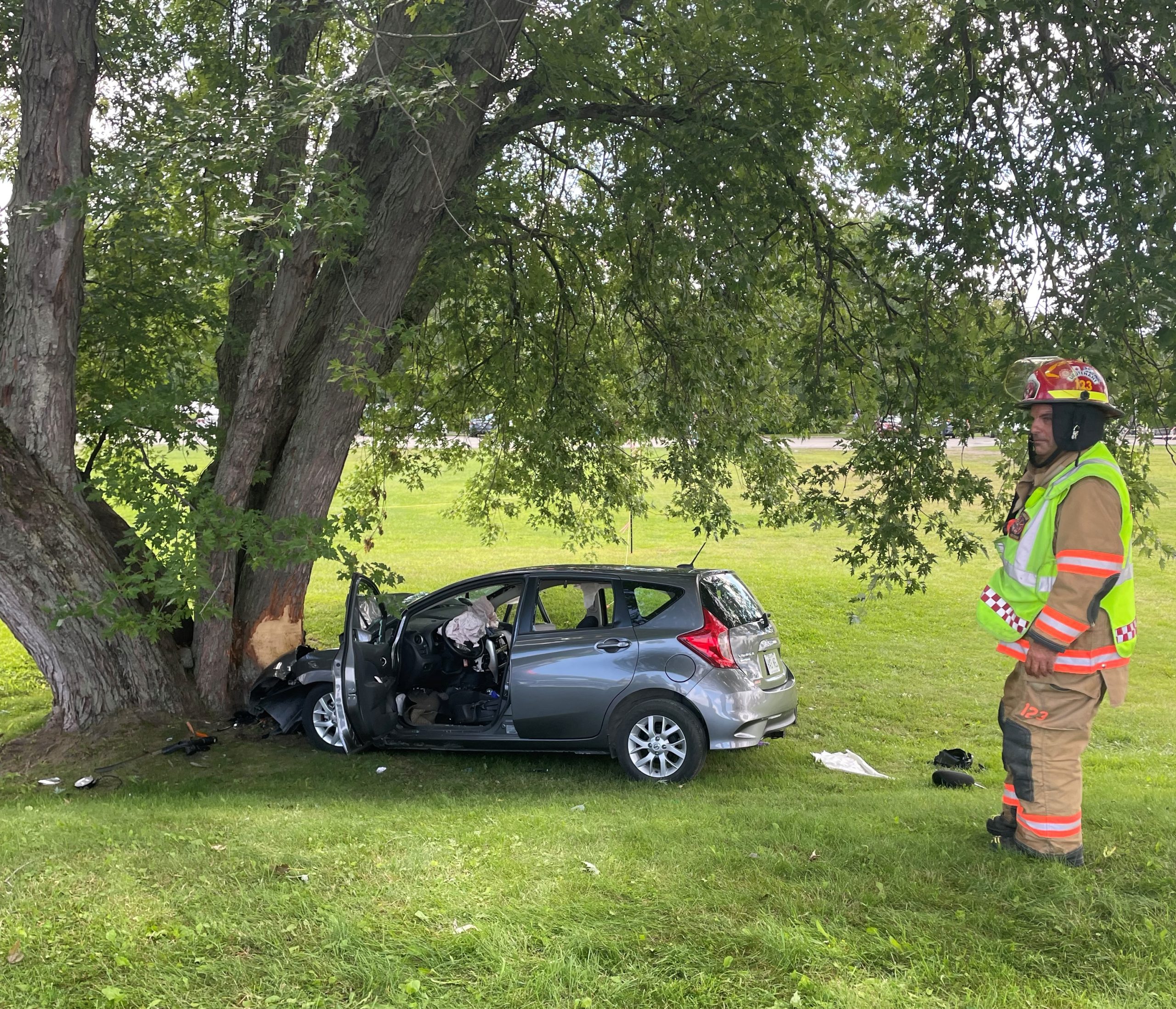 Une voiture percute violemment un arbre sur la Principale Ouest à Magog - Le Reflet du Lac