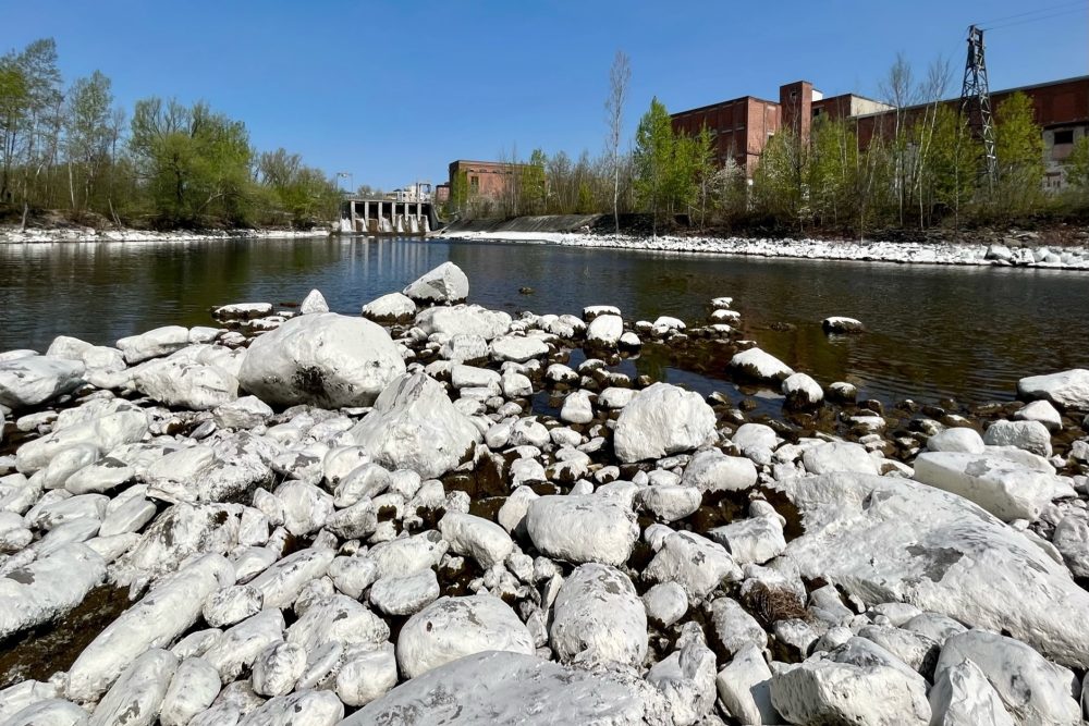 Un phénomène naturel a blanchi les roches de la rivière Magog - Le ...