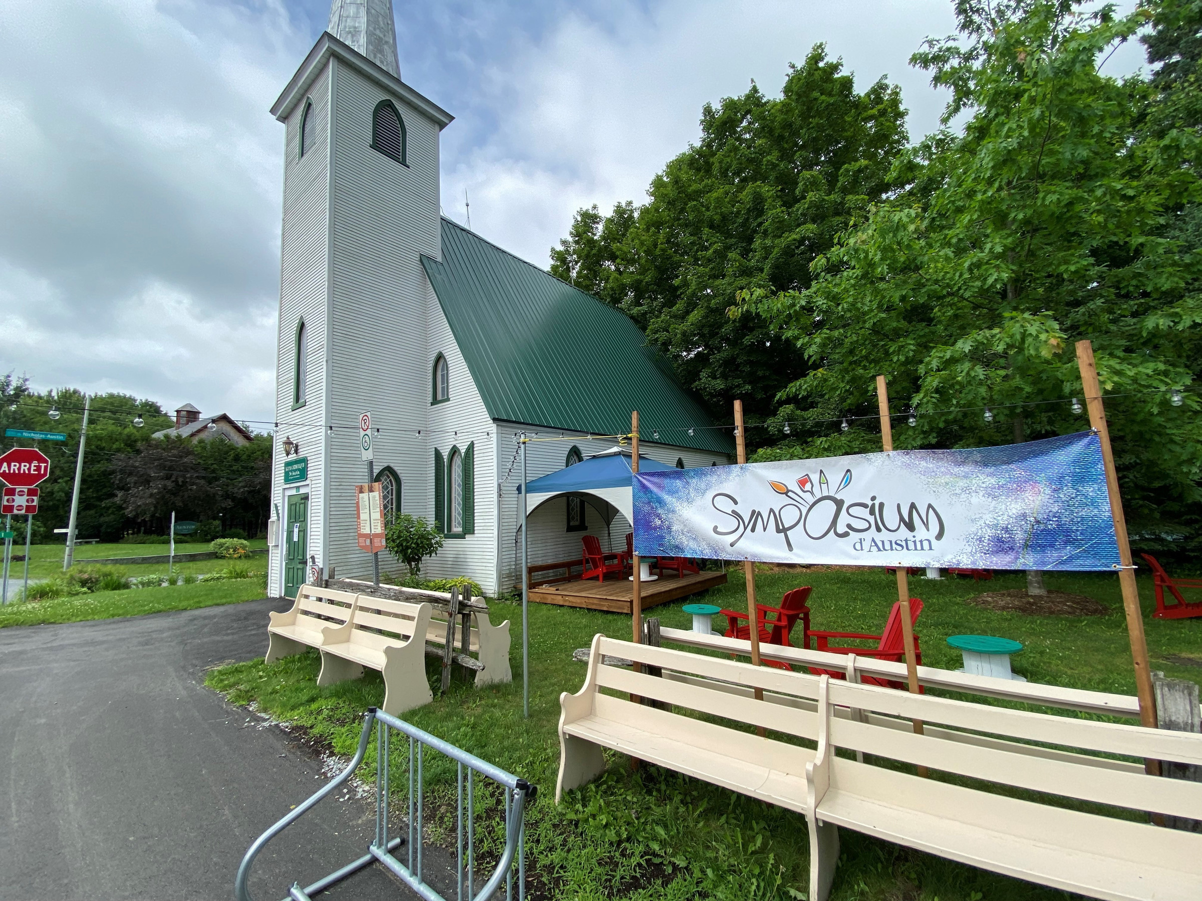 L'ancienne église devient Le Carrefour d'Austin - Le Reflet du Lac
