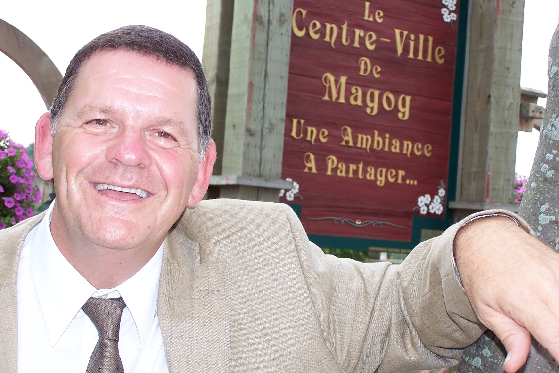 Drapeau en berne devant l'hôtel de ville pour rendre hommage à Marc ...