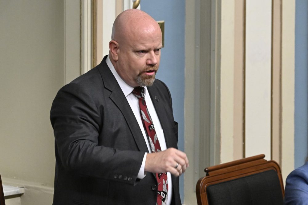 Le ministre Ian Lafrenière tente de faire lever les blocus - Le Reflet ...