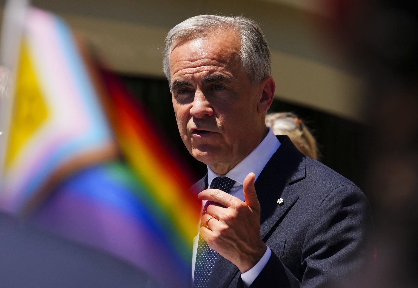 Mark Carney et des élus hissent le drapeau de la Fierté sur la colline ...